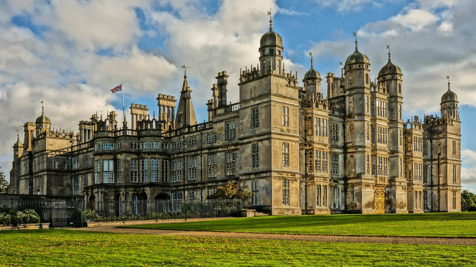 35 Iconic The Crown Filming Locations From All 6 Seasons + Map!